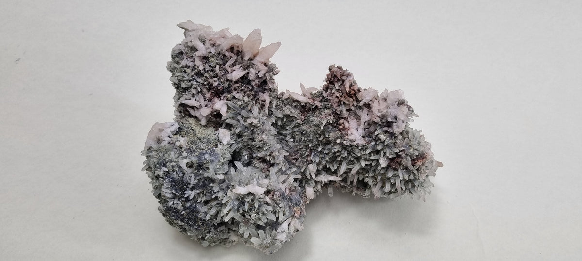 Quartz, Chlorite and calcite on a Sphalerite Matrix. – Agate Bands